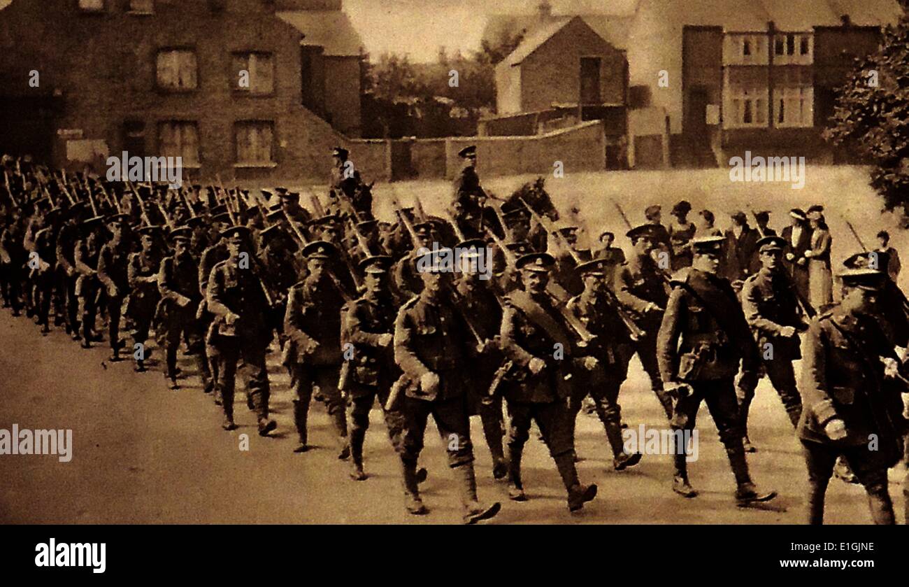 British soldiers parade through a London street during World War One ...