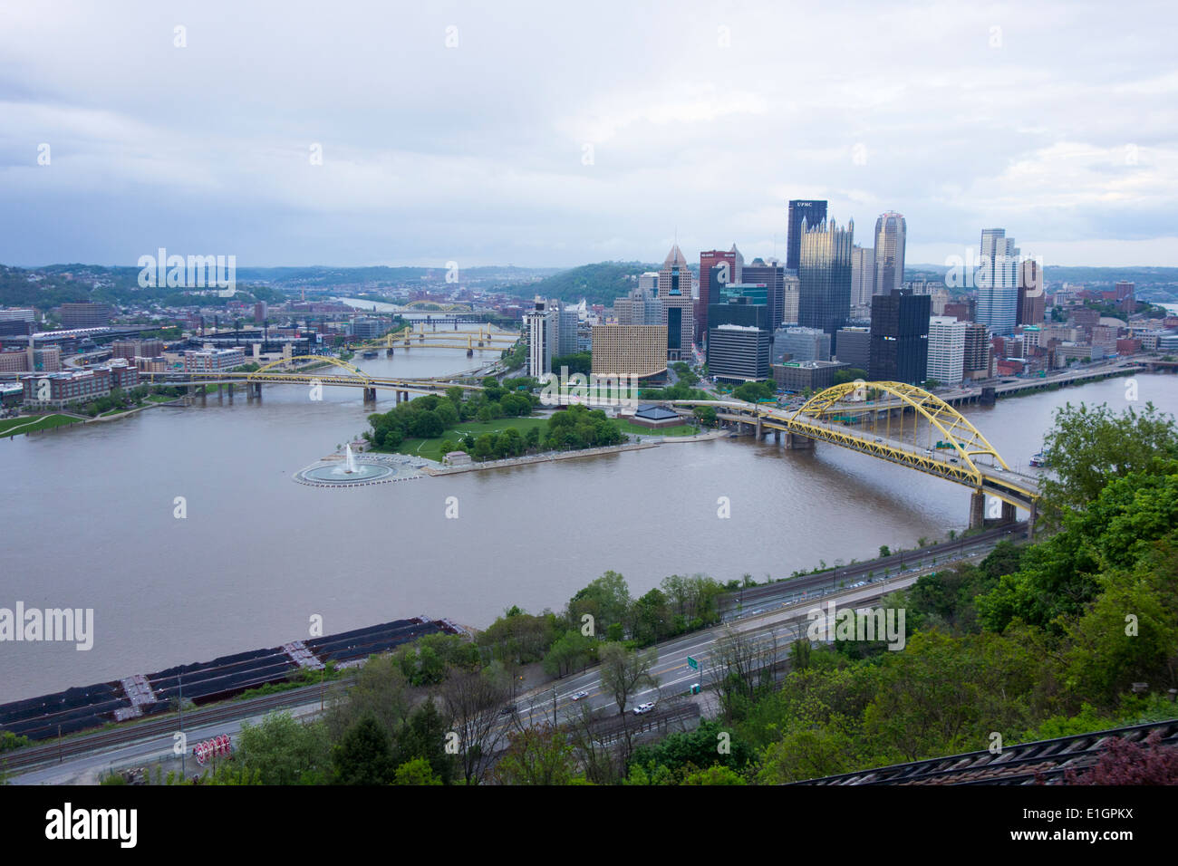 Pittsburgh skyline street hi-res stock photography and images - Alamy