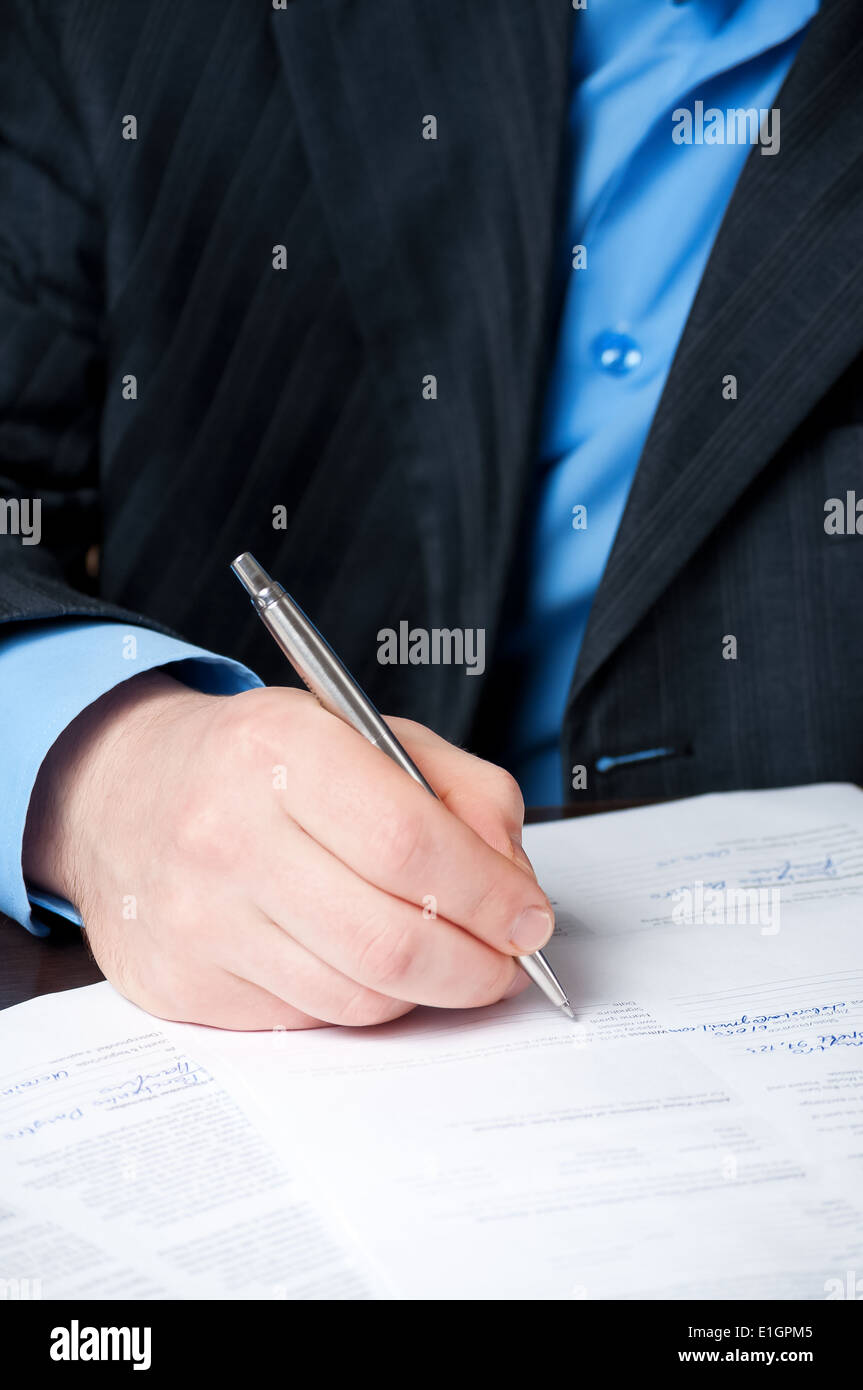 Hand signing contract hi-res stock photography and images - Alamy