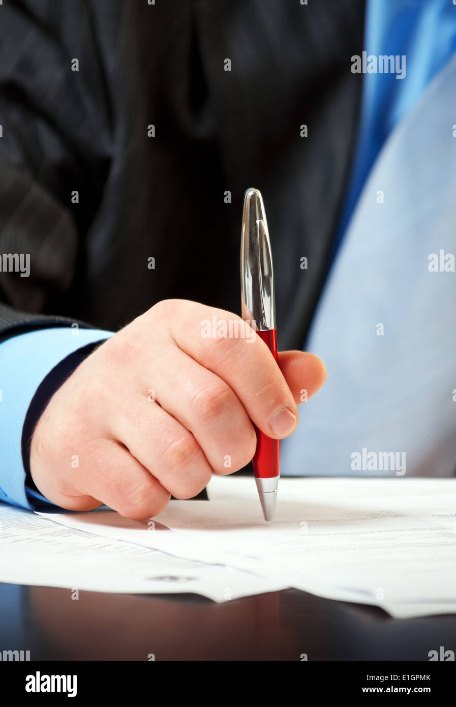 Male hand signing contract form hi-res stock photography and images - Alamy