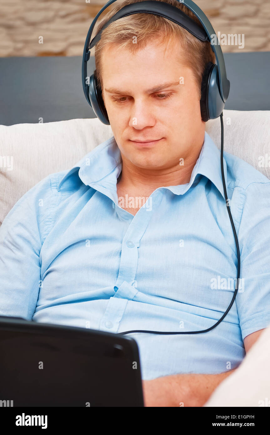 Guy pc headphones hi-res stock photography and images - Alamy