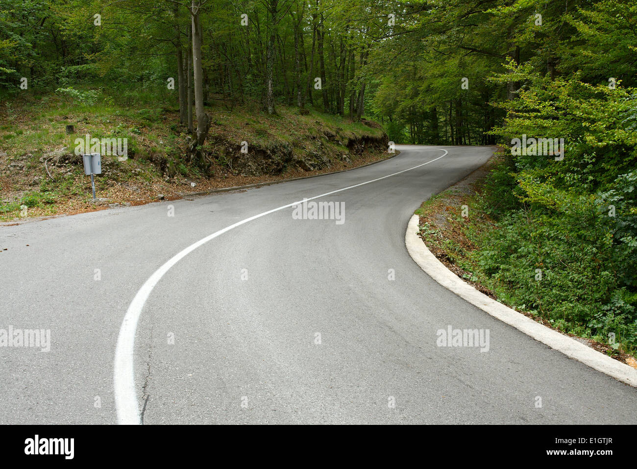 Curved road curve hi-res stock photography and images - Alamy
