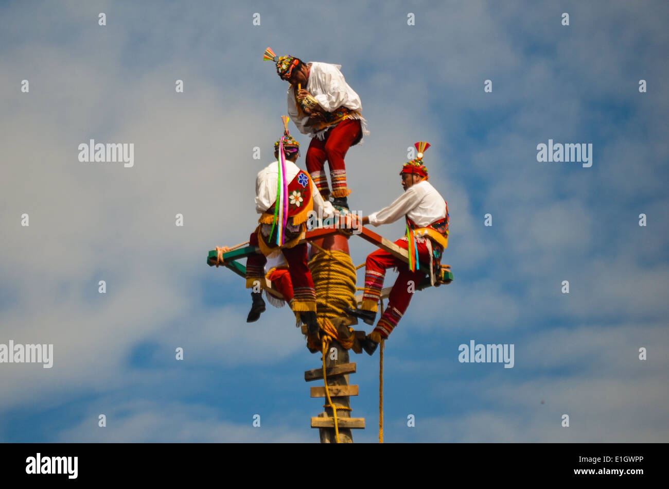 Mexican tradition: "Los voladores de Papantla Stock Photo - Alamy