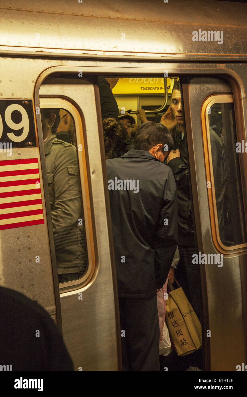 Packed trains hi-res stock photography and images - Alamy