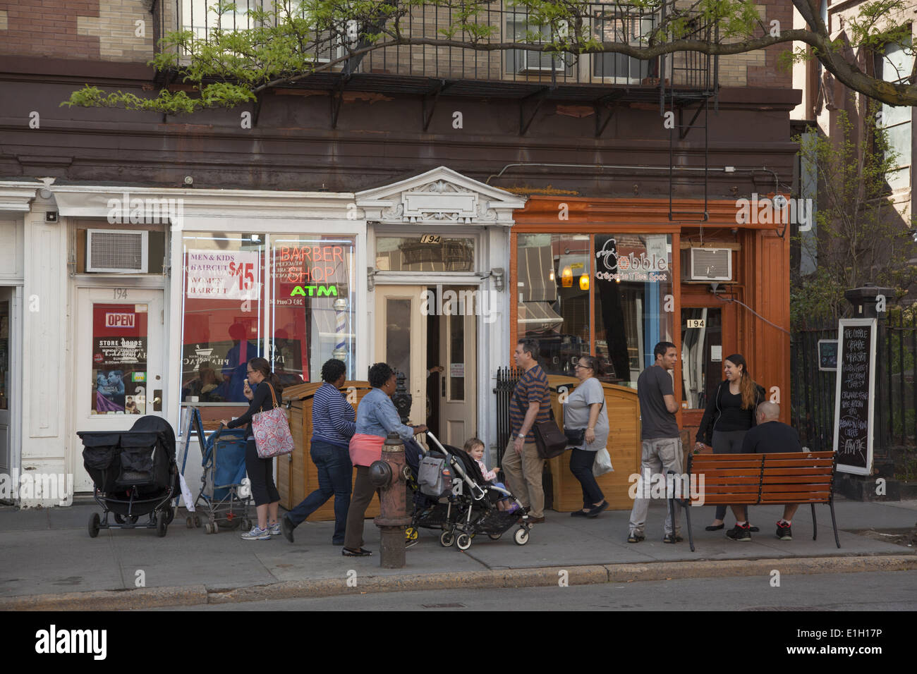 Us street residential busy hi-res stock photography and images - Alamy