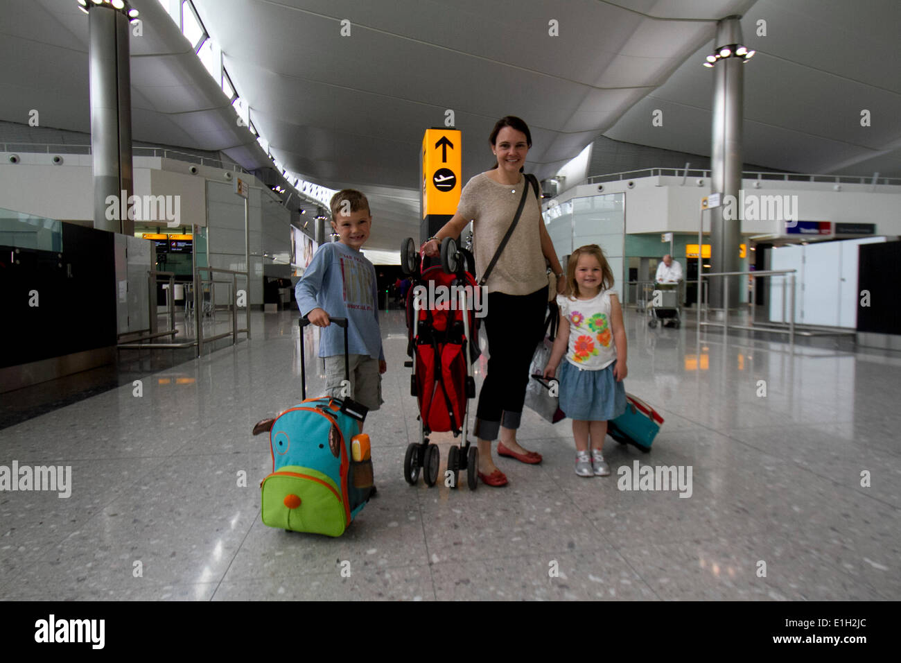 Airport family uk hi-res stock photography and images - Alamy