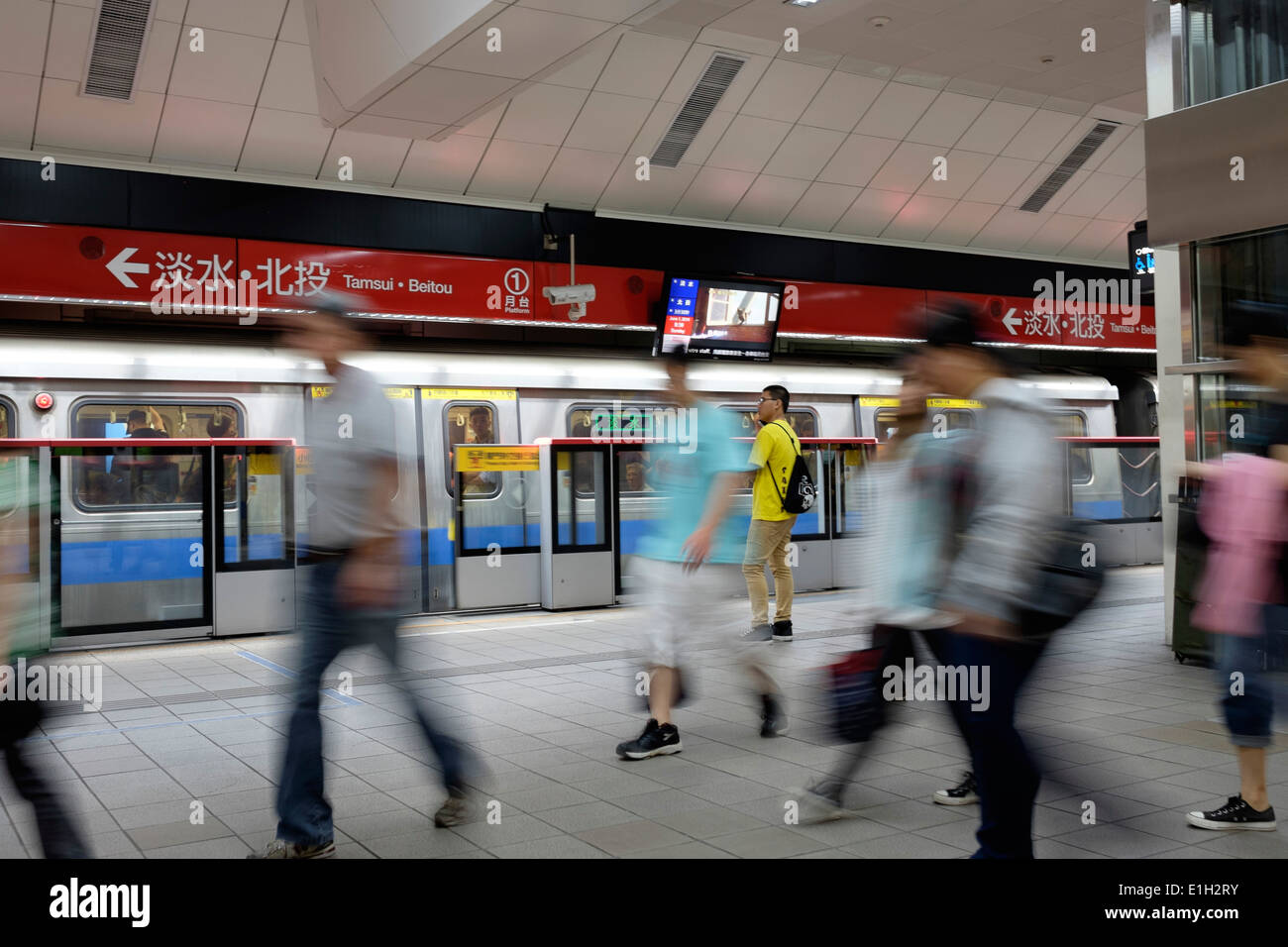 Busy subway in Taipei, Taiwan Stock Photo - Alamy