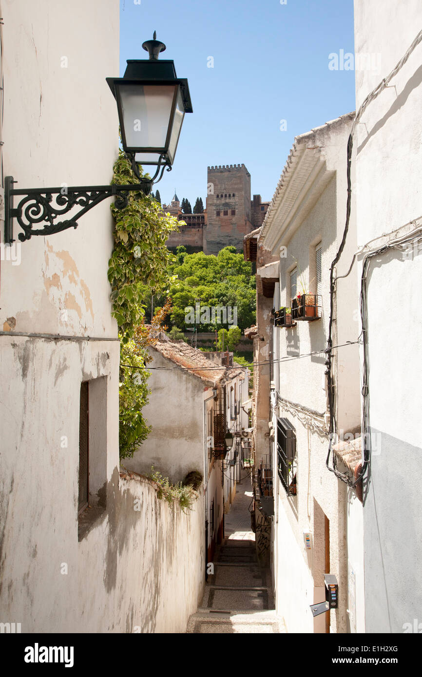 Narrow Candill alleyway in the Moorish housing district of Albaicin ...