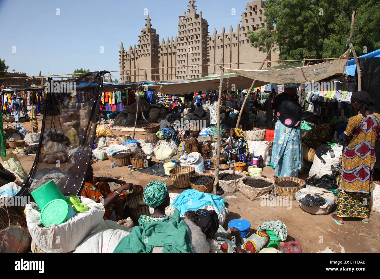 Market in front of the mosk in Djenné Stock Photo - Alamy