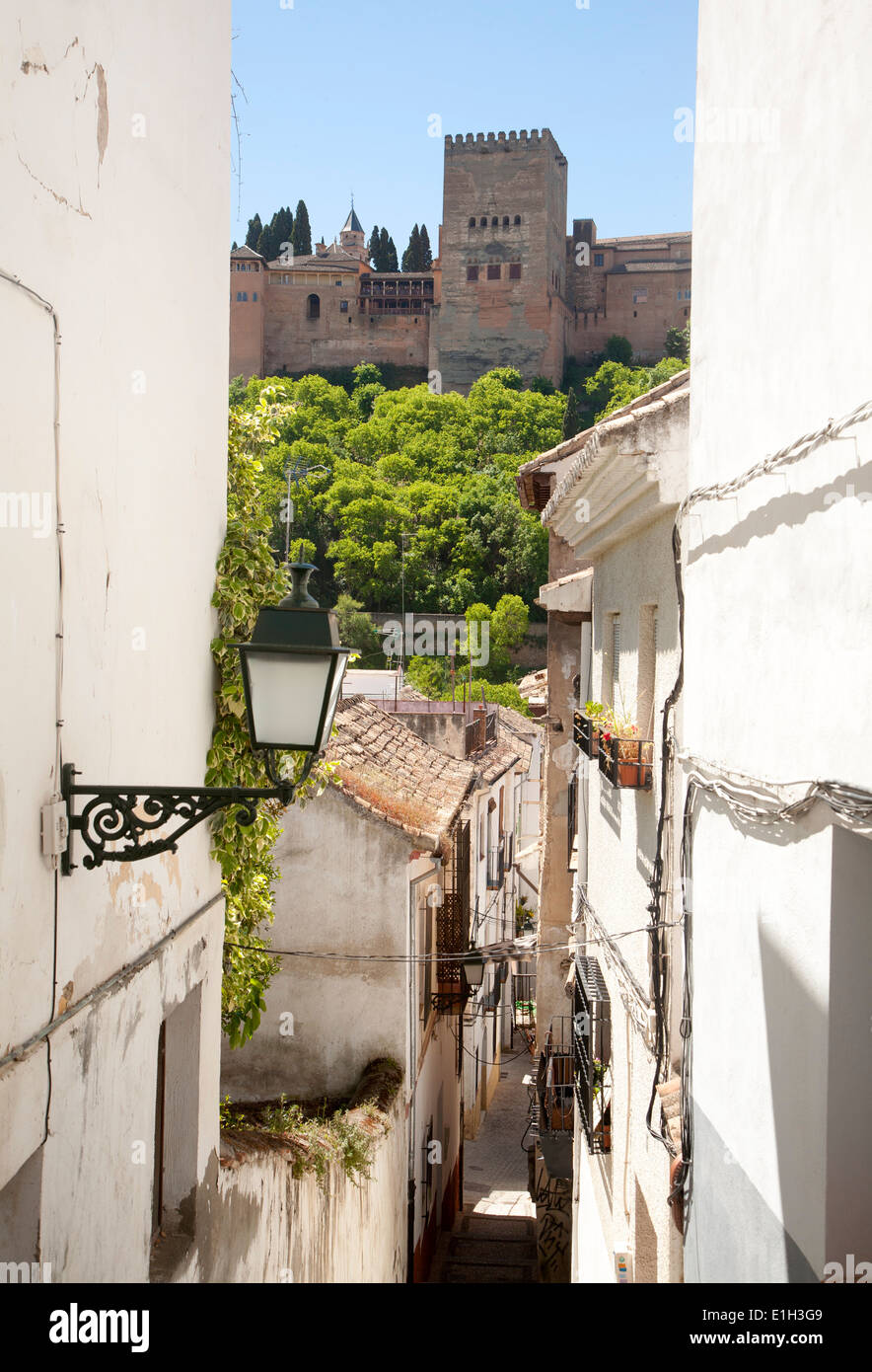 Narrow Candill alleyway in the Moorish housing district of Albaicin ...