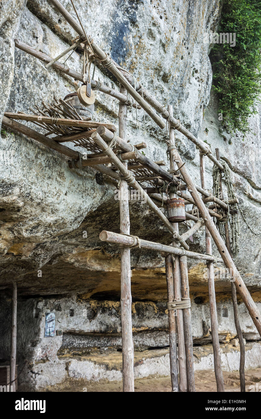Wooden scaffolding hi-res stock photography and images - Alamy