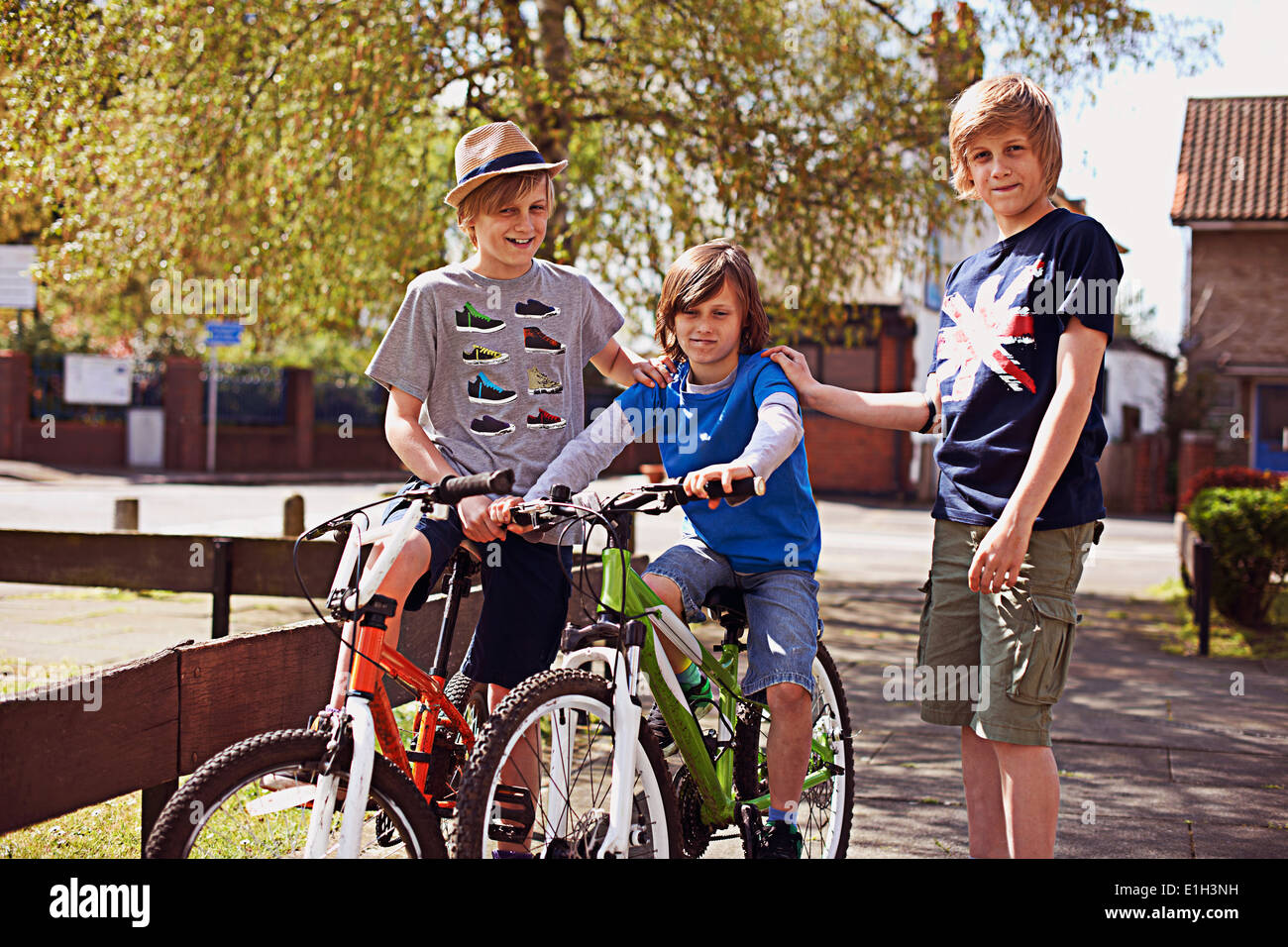 Boys on bikes hi-res stock photography and images - Alamy
