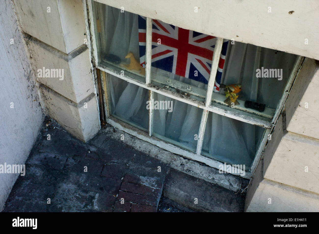 Union jack flag in window hi-res stock photography and images - Alamy