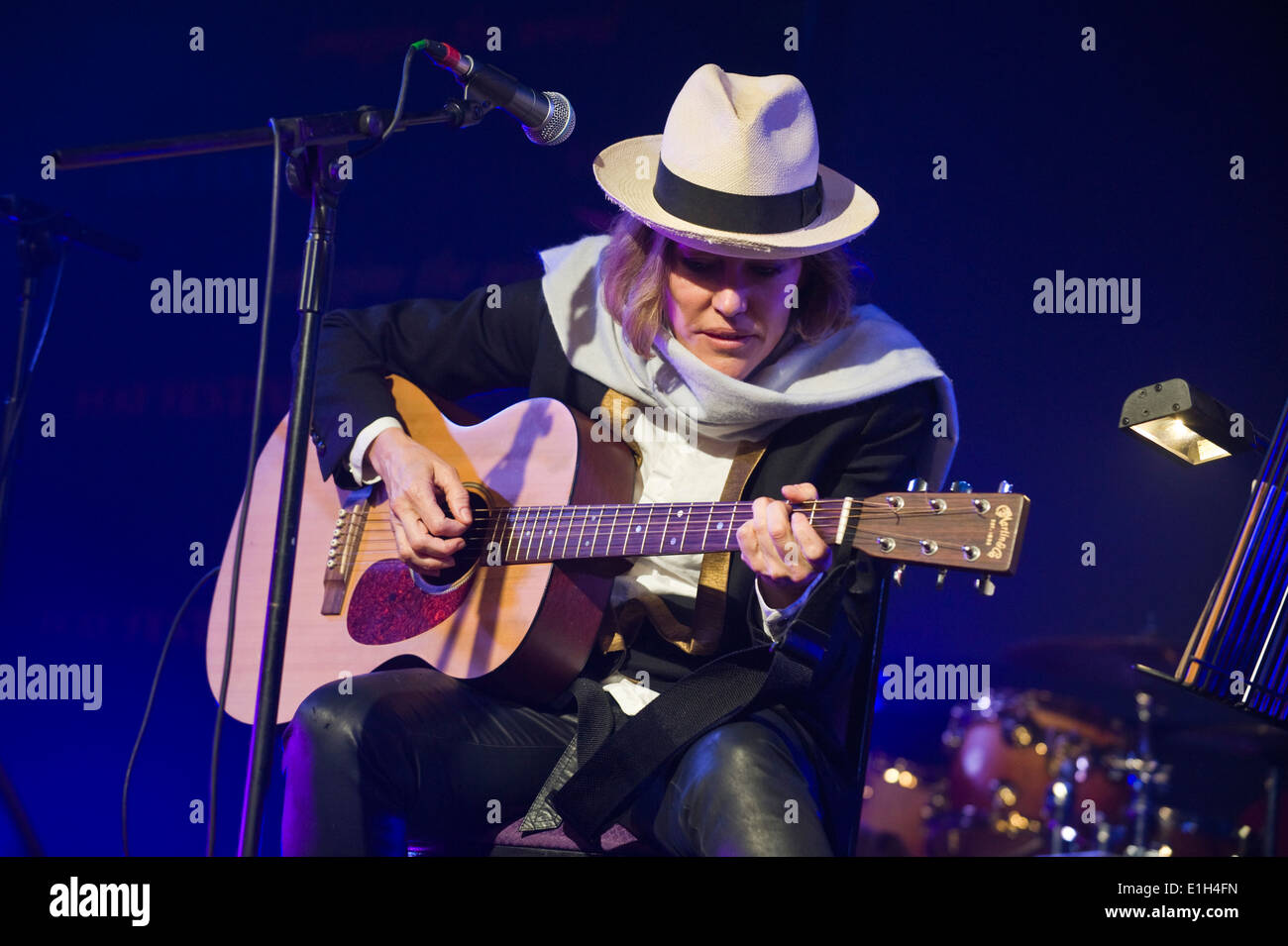 Mature woman singing on stage hi-res stock photography and images - Alamy