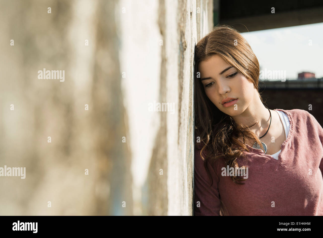 Woman leaning against wall hi-res stock photography and images - Alamy
