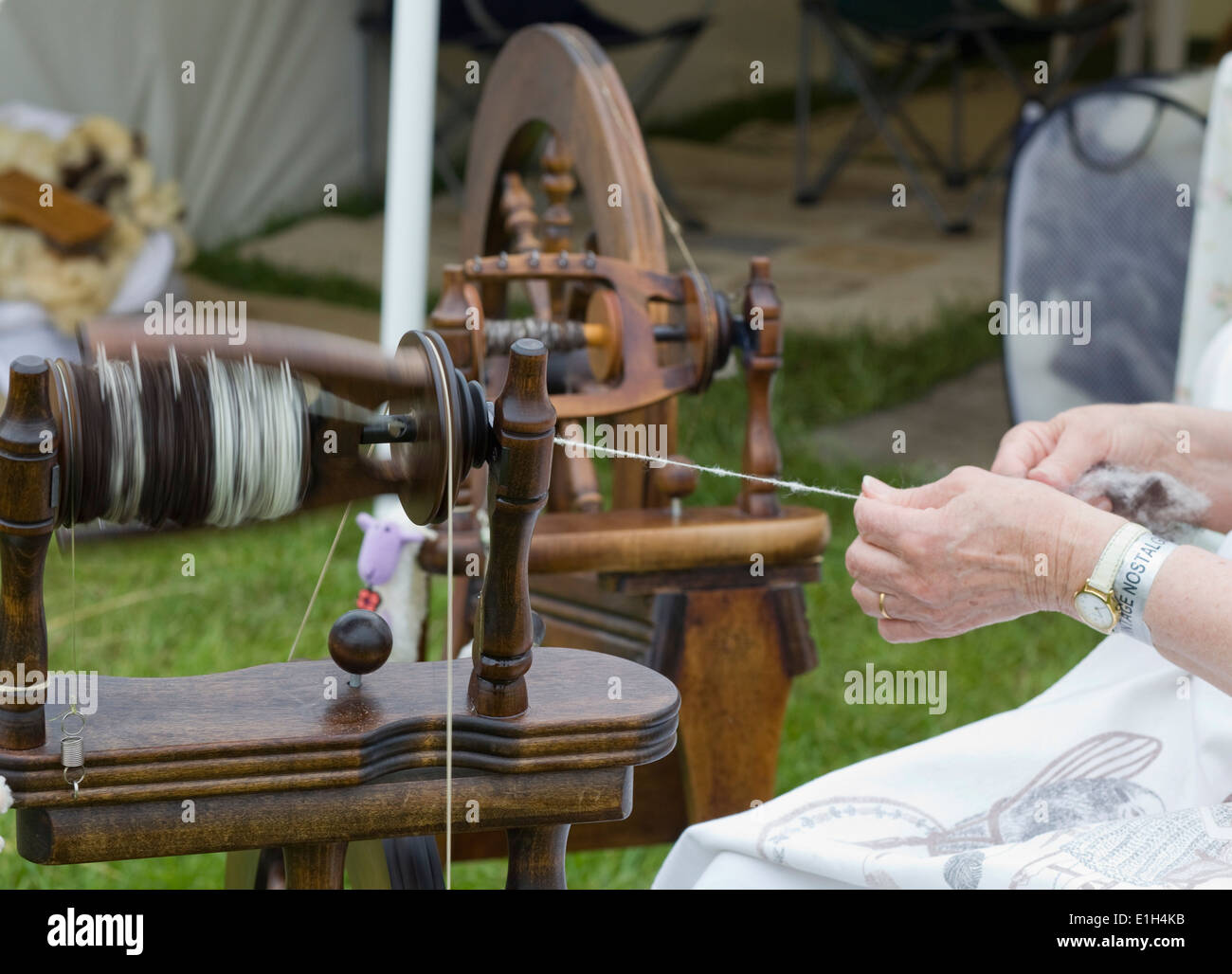 Lady using a vintage spinning wheel Stock Photo - Alamy