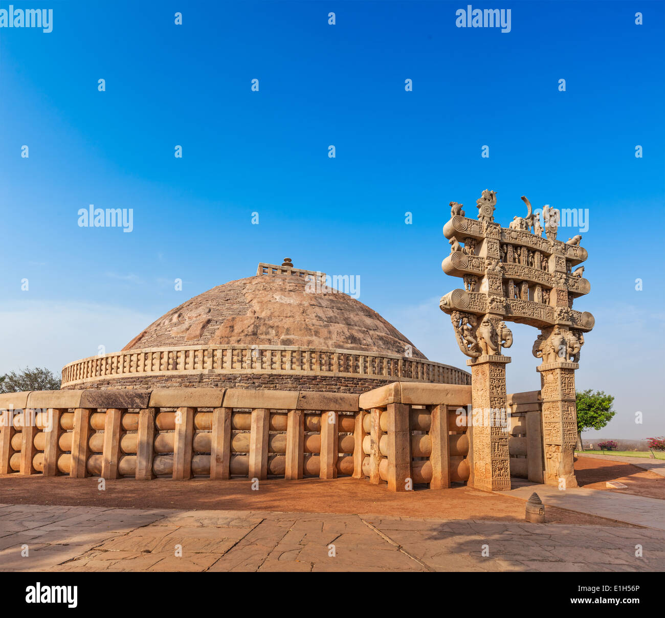 Great Stupa - ancient Buddhist monument. Sanchi, Madhya Pradesh, India ...