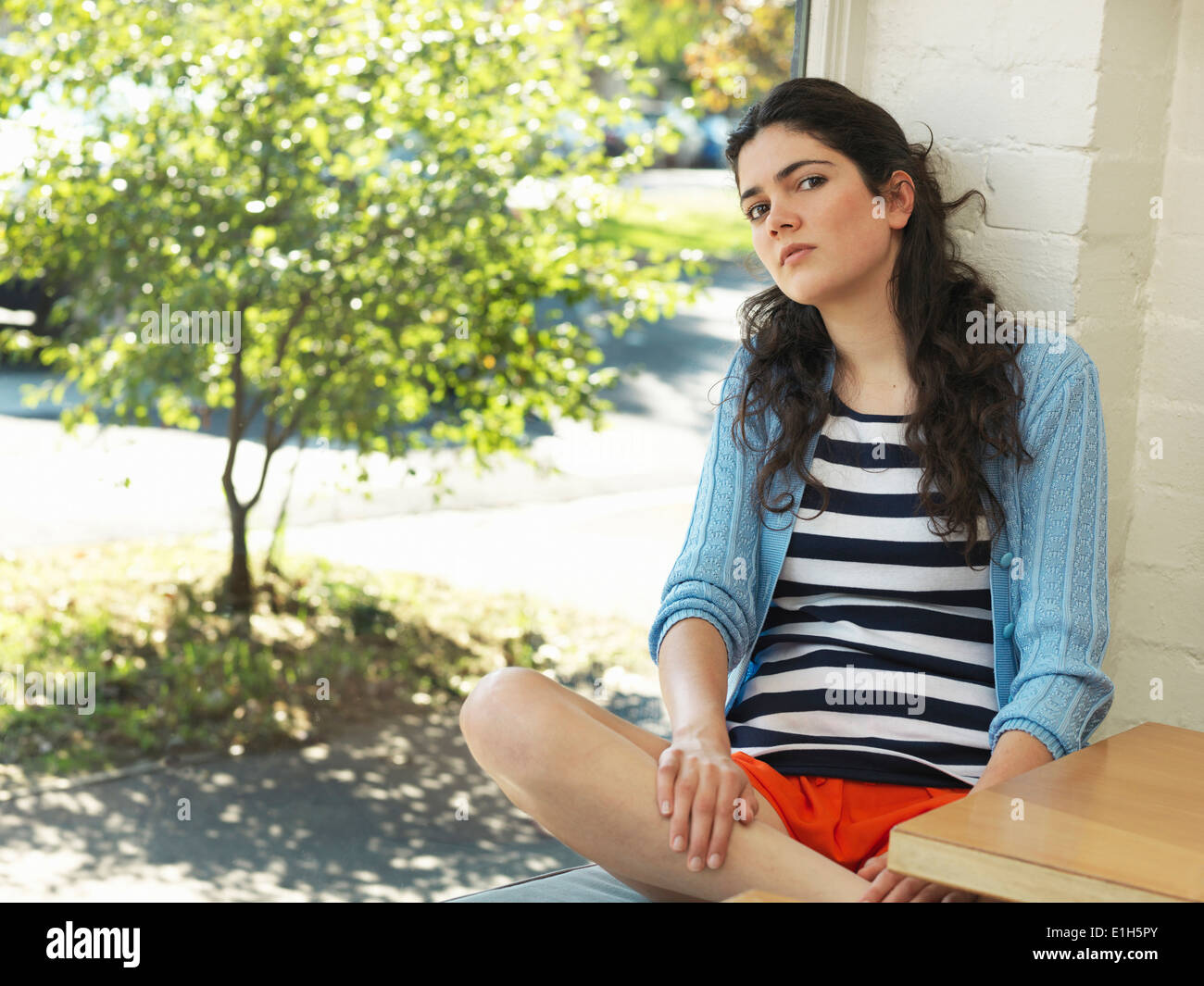 Women against wall hi-res stock photography and images - Alamy