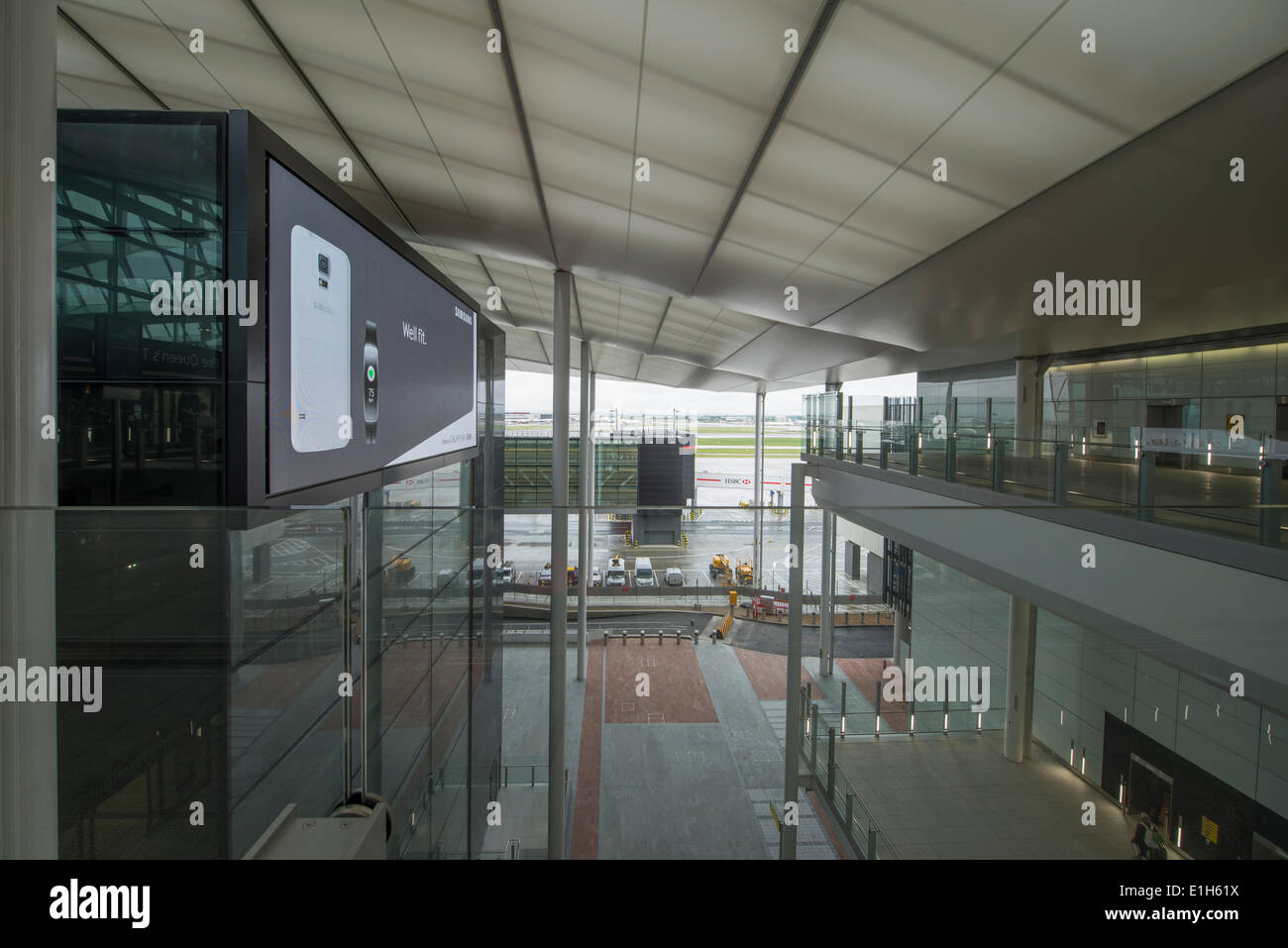 Heathrow airport interior terminal 2 new hi-res stock photography and ...