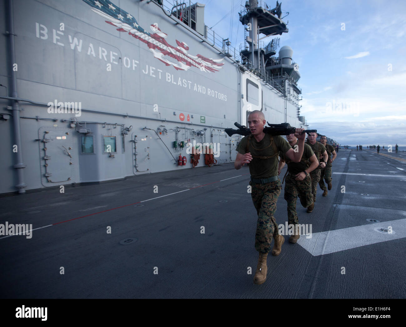 PACIFIC OCEAN - Rifleman Lance Cpl. Matthew Stowe runs with an M240B ...