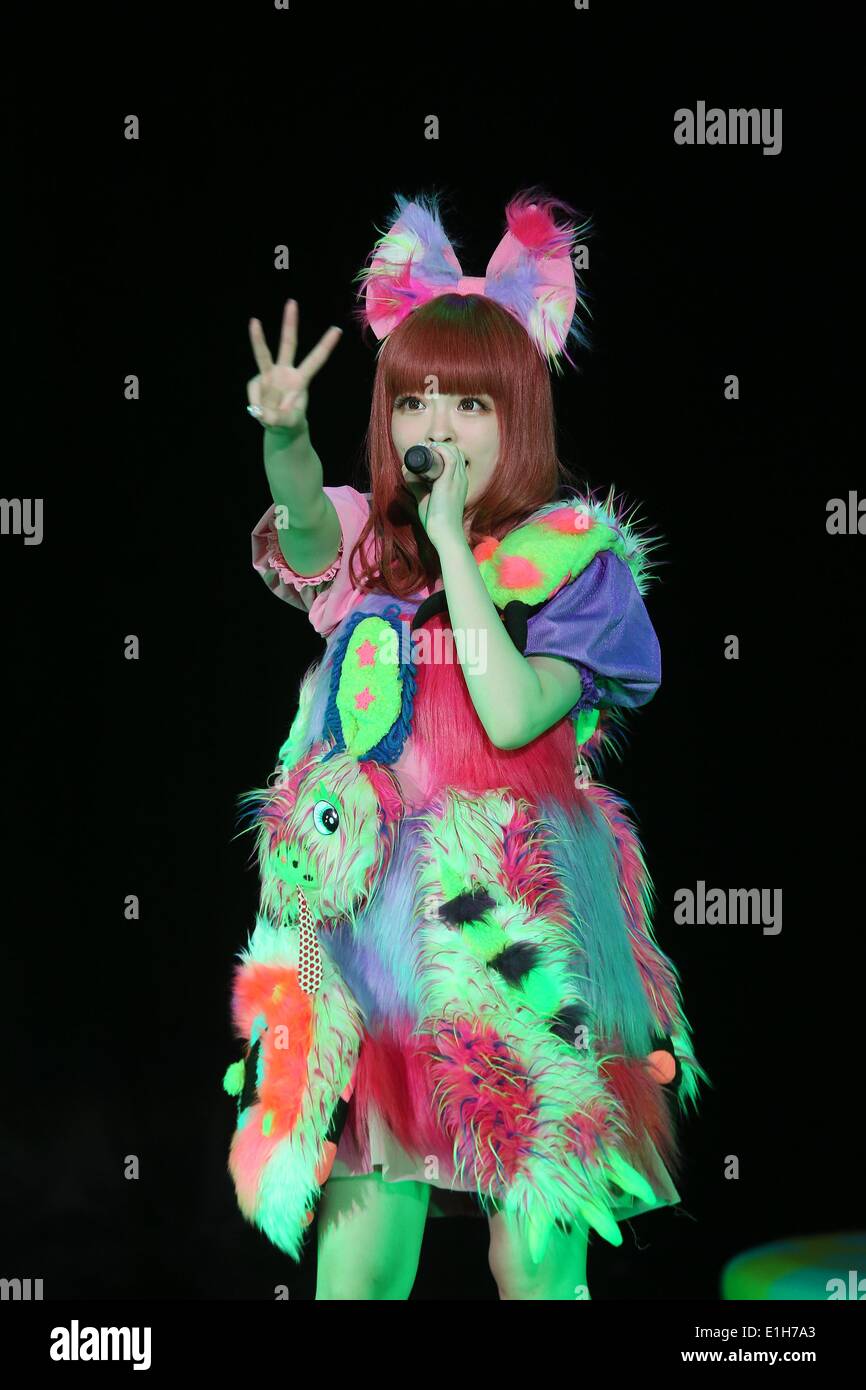 Taipei, China. 30th May, 2014. Japanese singer Kyary Pamyu Pamyu holds ...