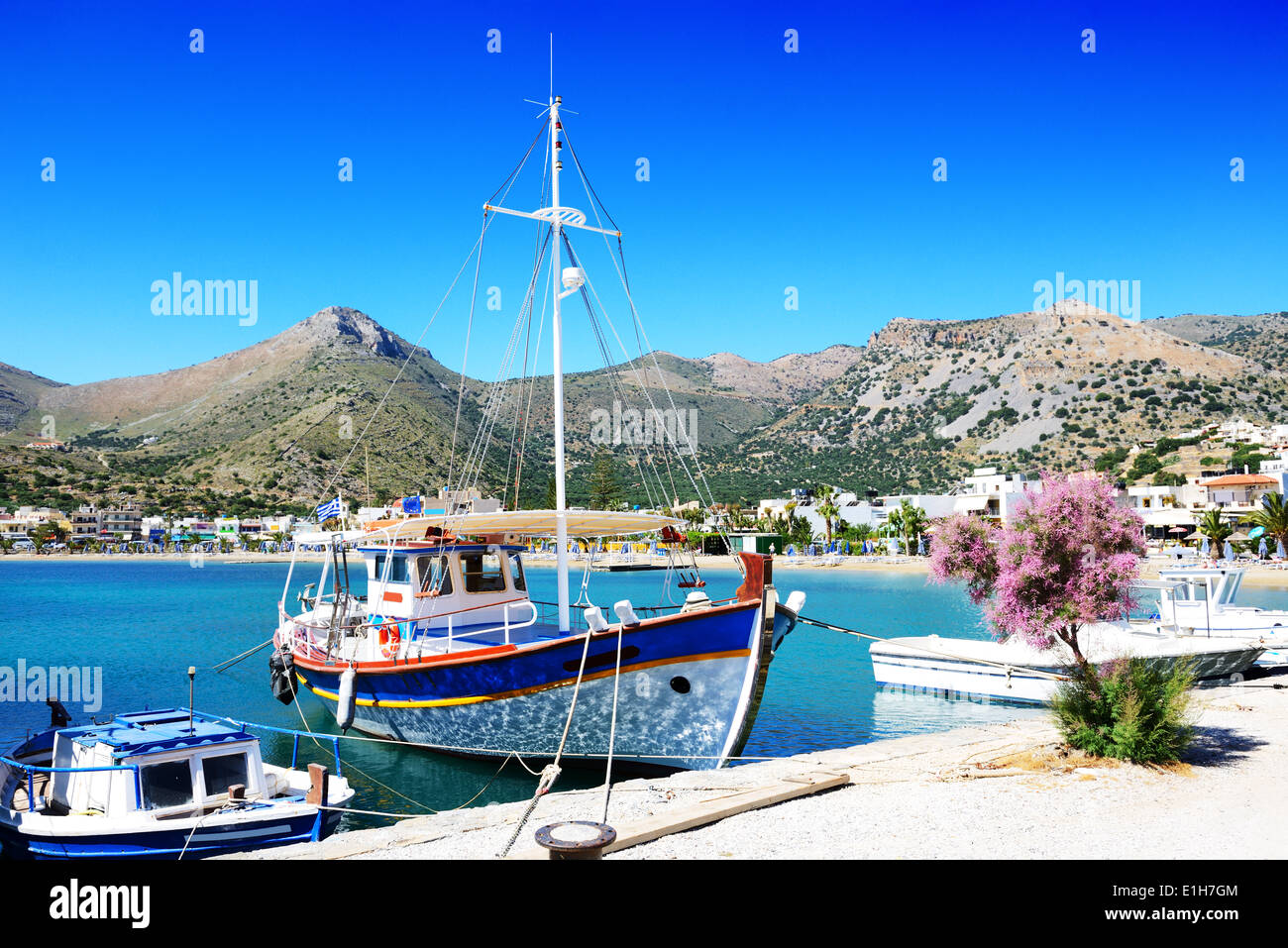 Boat by pier hi-res stock photography and images - Alamy