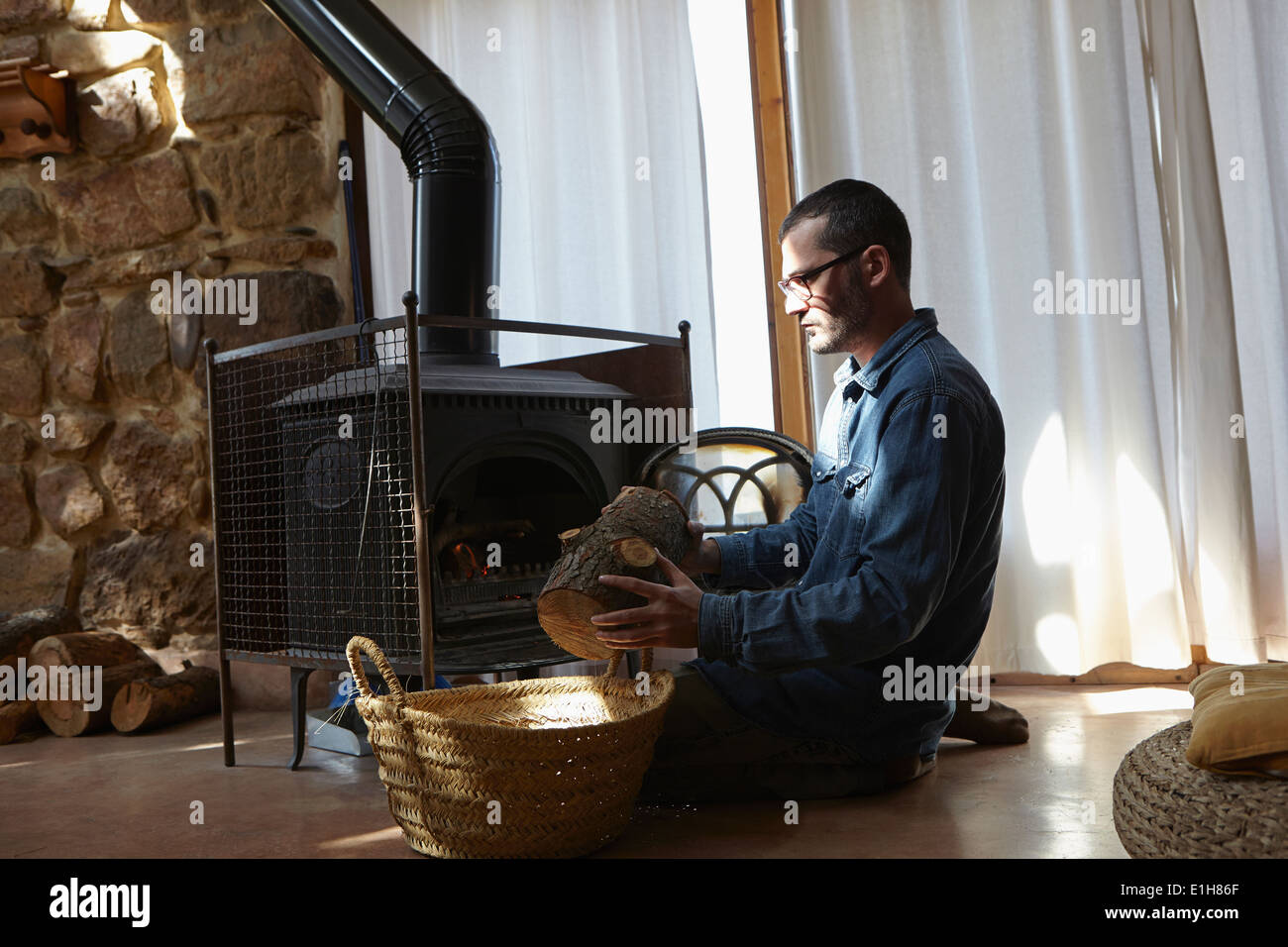 Interior log fire hi-res stock photography and images - Alamy