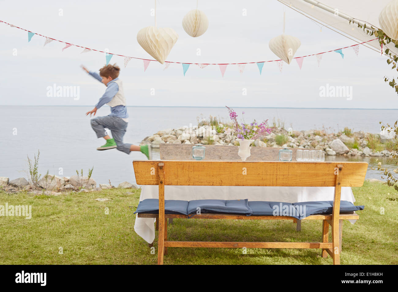 Jumping table hi-res stock photography and images - Alamy