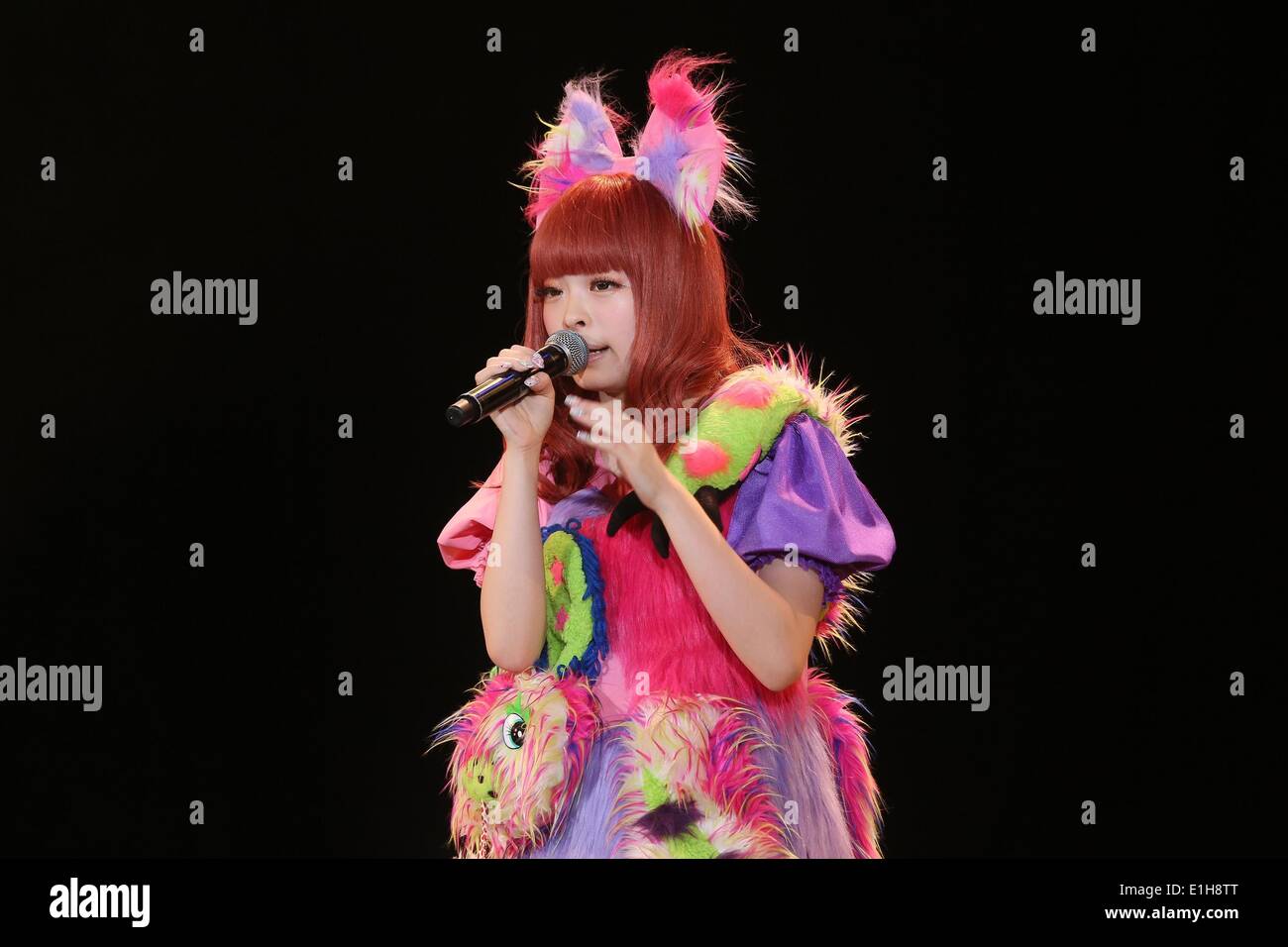 Taipei, China. 30th May, 2014. Japanese singer Kyary Pamyu Pamyu holds ...