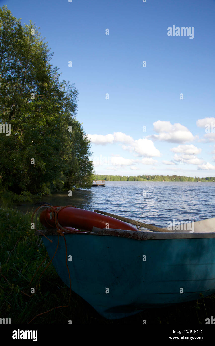 Boat at lakeside hi-res stock photography and images - Alamy