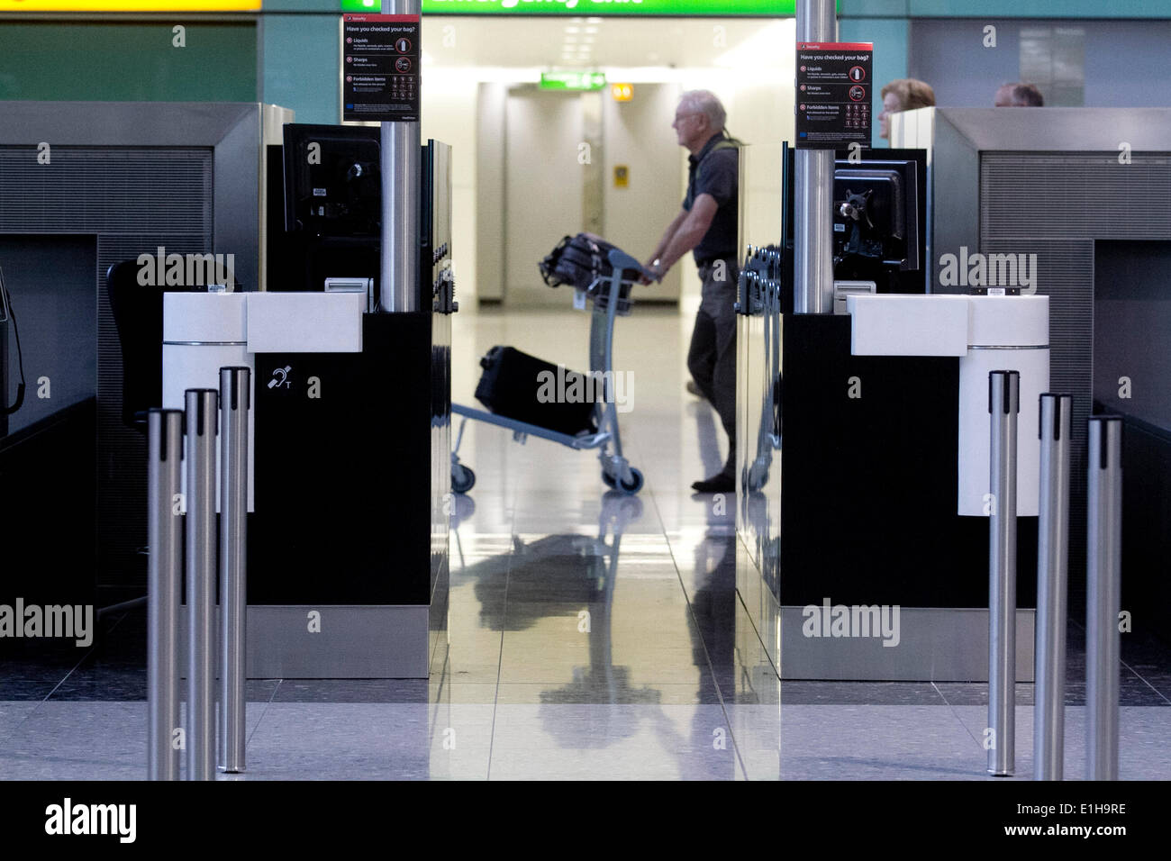 Heathrow terminal 2 check in hi-res stock photography and images - Alamy