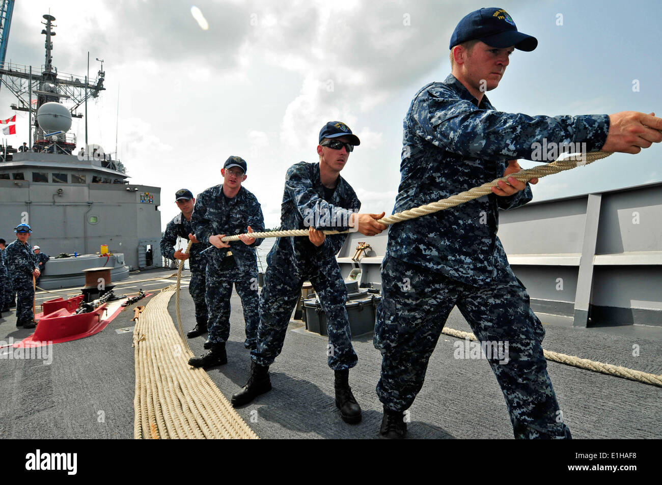 U.S. Sailors heave a line as guided missile frigate USS Simpson (FFG 56 ...