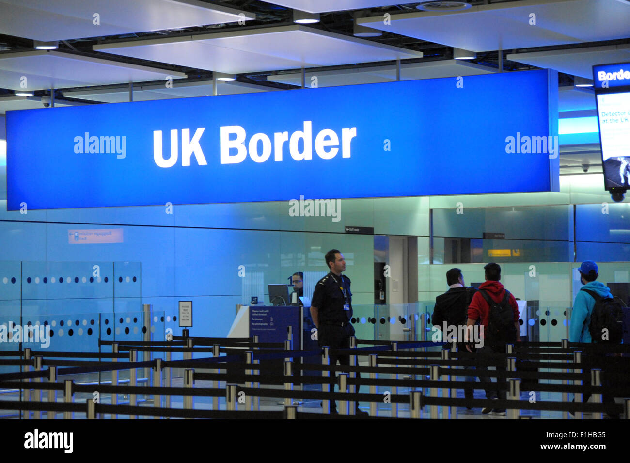 Uk border control heathrow hi-res stock photography and images - Alamy
