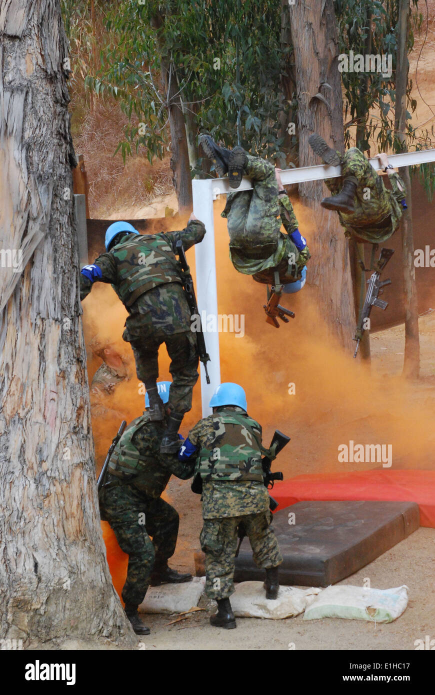Soldiers training obstacle hi-res stock photography and images - Alamy