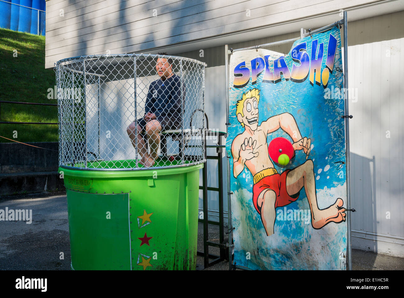 Dunk tank hi-res stock photography and images - Alamy