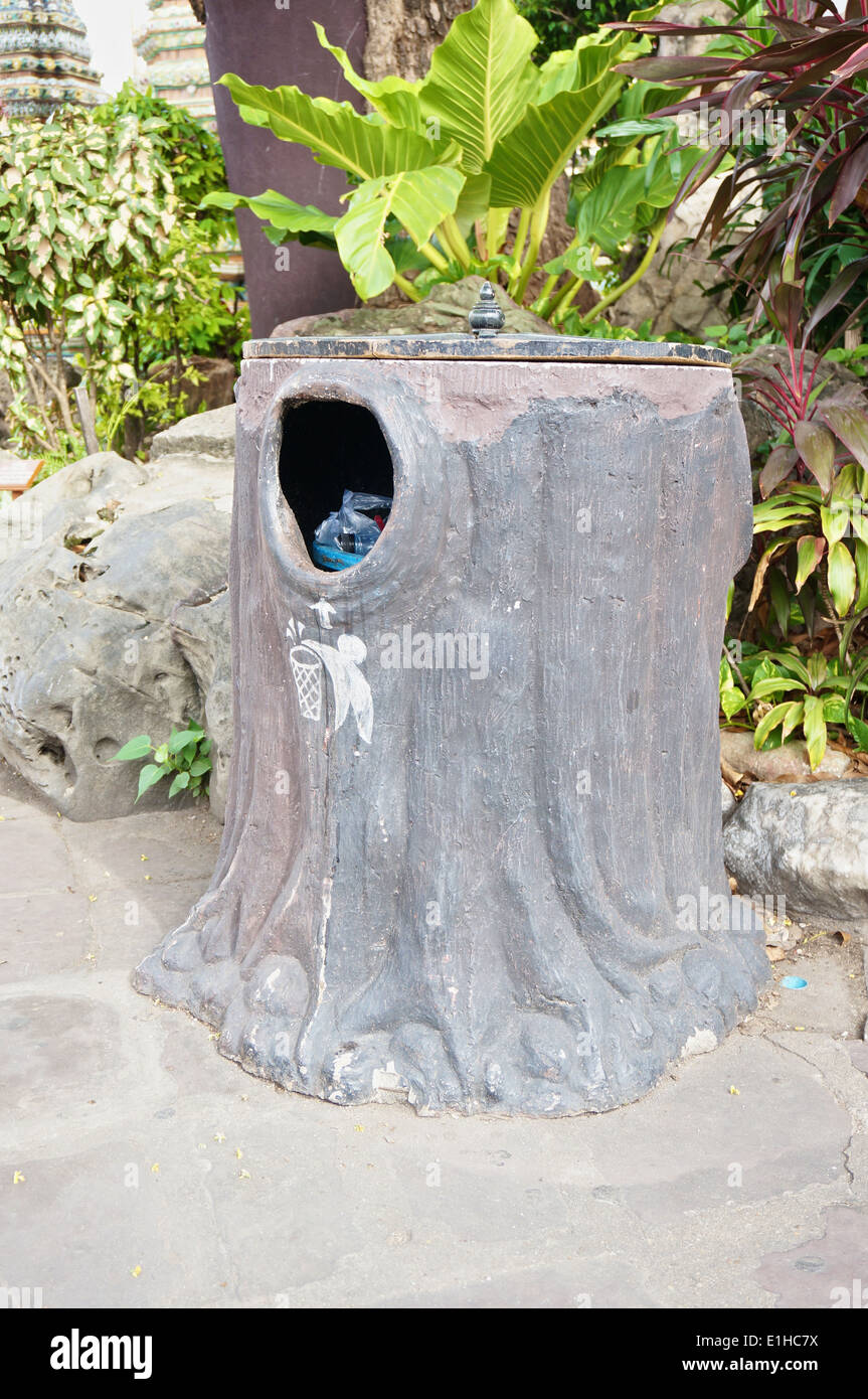 Cement rubbish bin hi-res stock photography and images - Alamy