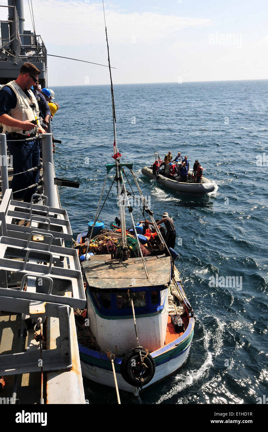 The guided missile frigate USS Underwood (FFG 36) assists a disabled ...