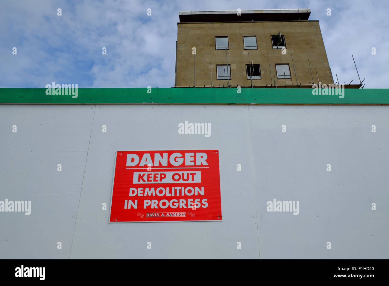 Demolition sign hi-res stock photography and images - Alamy