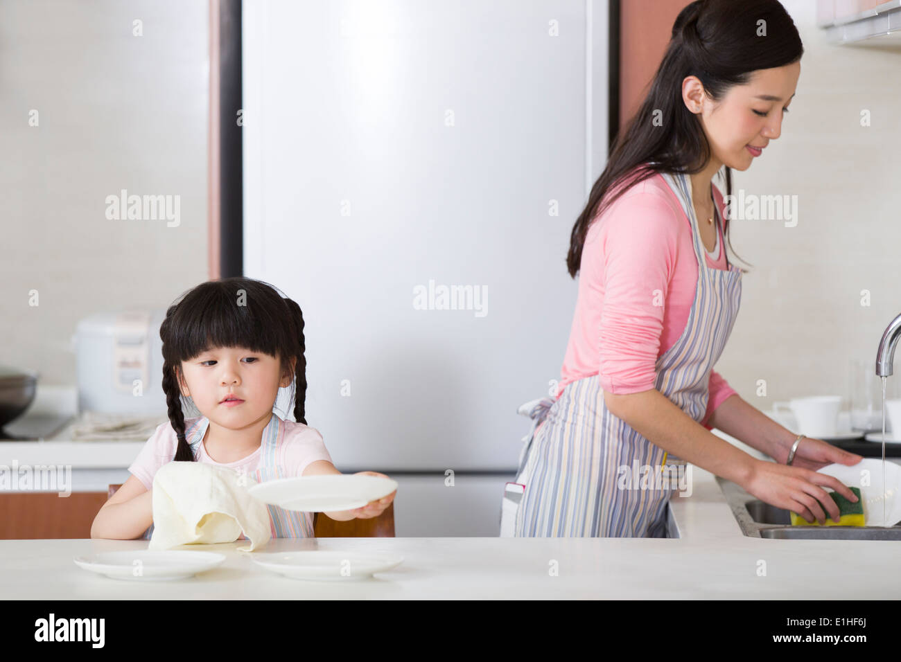 Mother and daughter washing dishes Stock Photo - Alamy