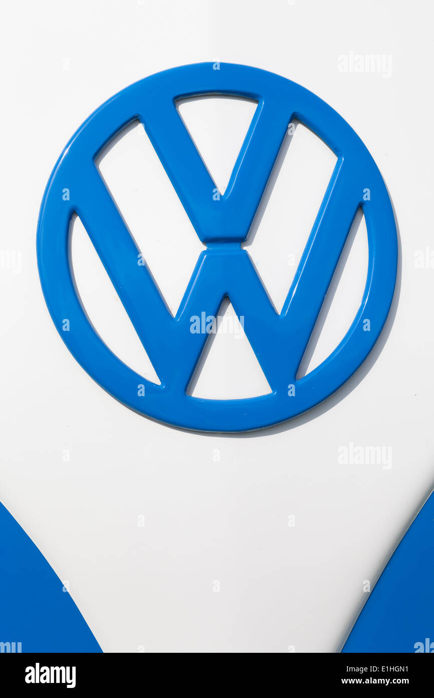 Blue vw logo hi-res stock photography and images - Alamy
