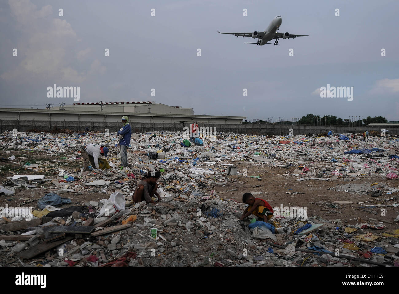 Philippines garbage manila filipinos hi-res stock photography and ...