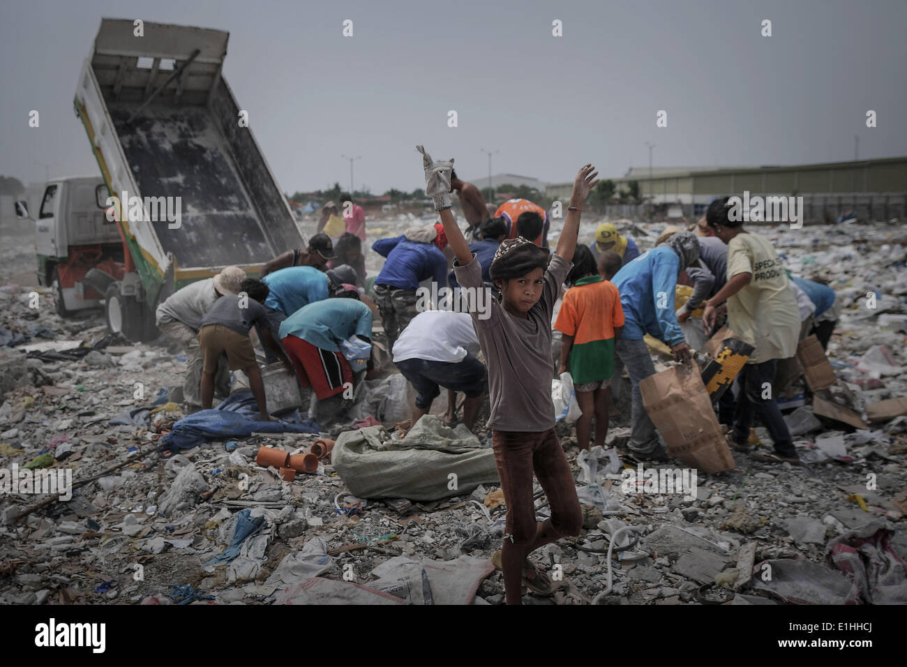 Philippines garbage manila filipinos hi-res stock photography and ...