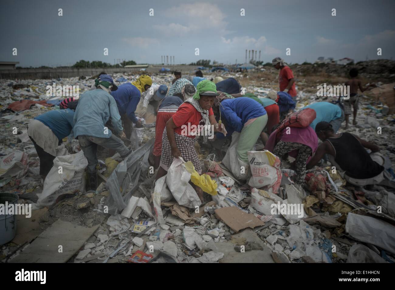Philippines garbage manila filipinos hi-res stock photography and ...
