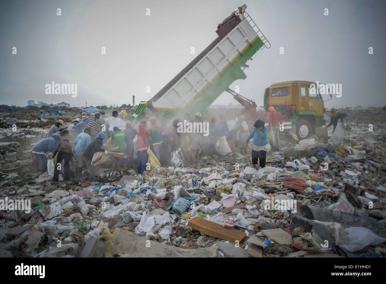 Paranaque, Philippines. 5th June, 2014. Filipinos look for recyclables ...