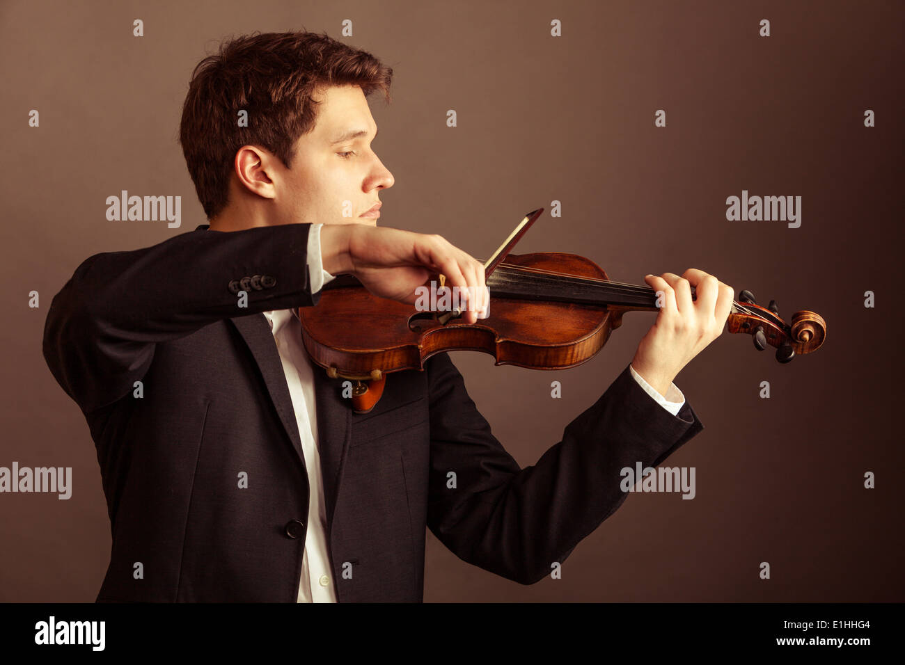 Male violin player fiddler hi-res stock photography and images - Alamy