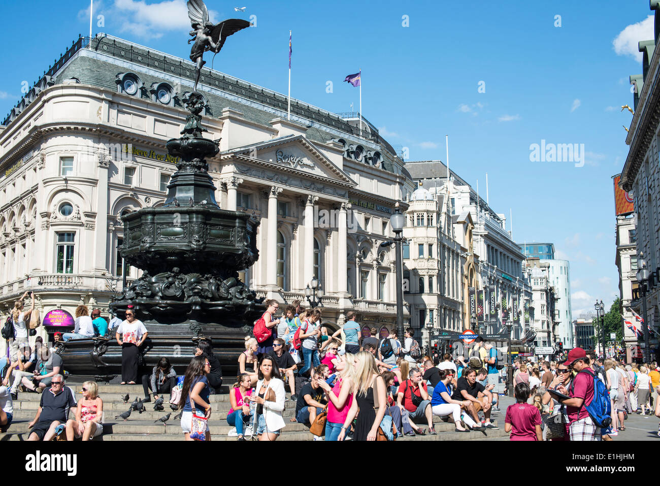 Piccadilly circus crowd hi-res stock photography and images - Alamy