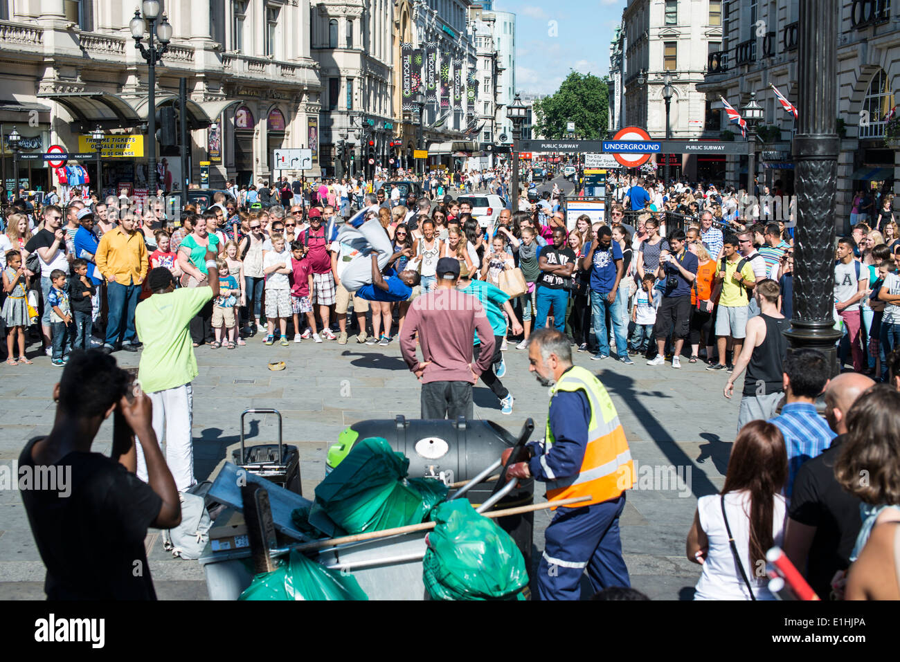Buskers, cleaners and crowd, Piccadilly Circus Stock Photo - Alamy