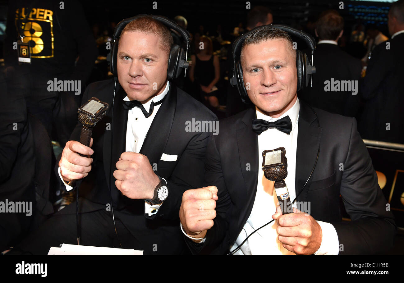 Commentators hi-res stock photography and images - Alamy