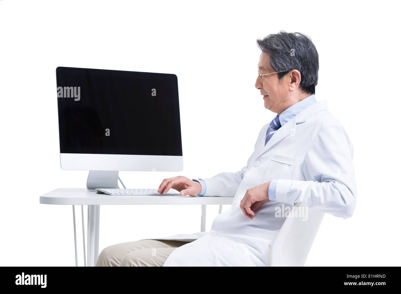 Senior man scientist using hi-res stock photography and images - Alamy