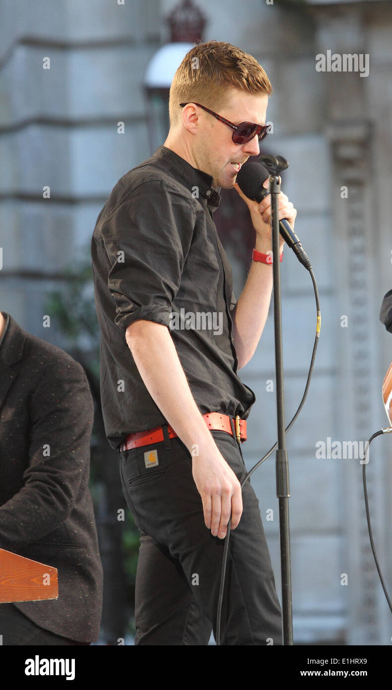 Lead singer kaiser chiefs hi-res stock photography and images - Alamy